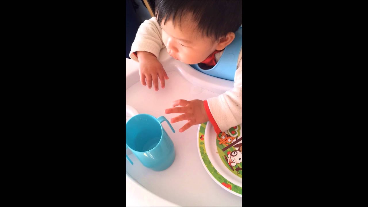 Baby drinks from doidy cup - YouTube