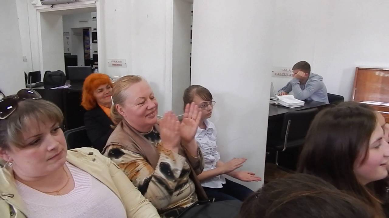 Daria Radu, ia bucurat pe copiii din sală cu o pesă dedicată lor! - YouTube