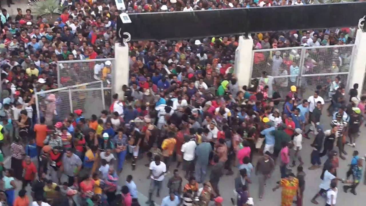 Planetshakers Concert in Port Moresby - chaotic crowd control - YouTube