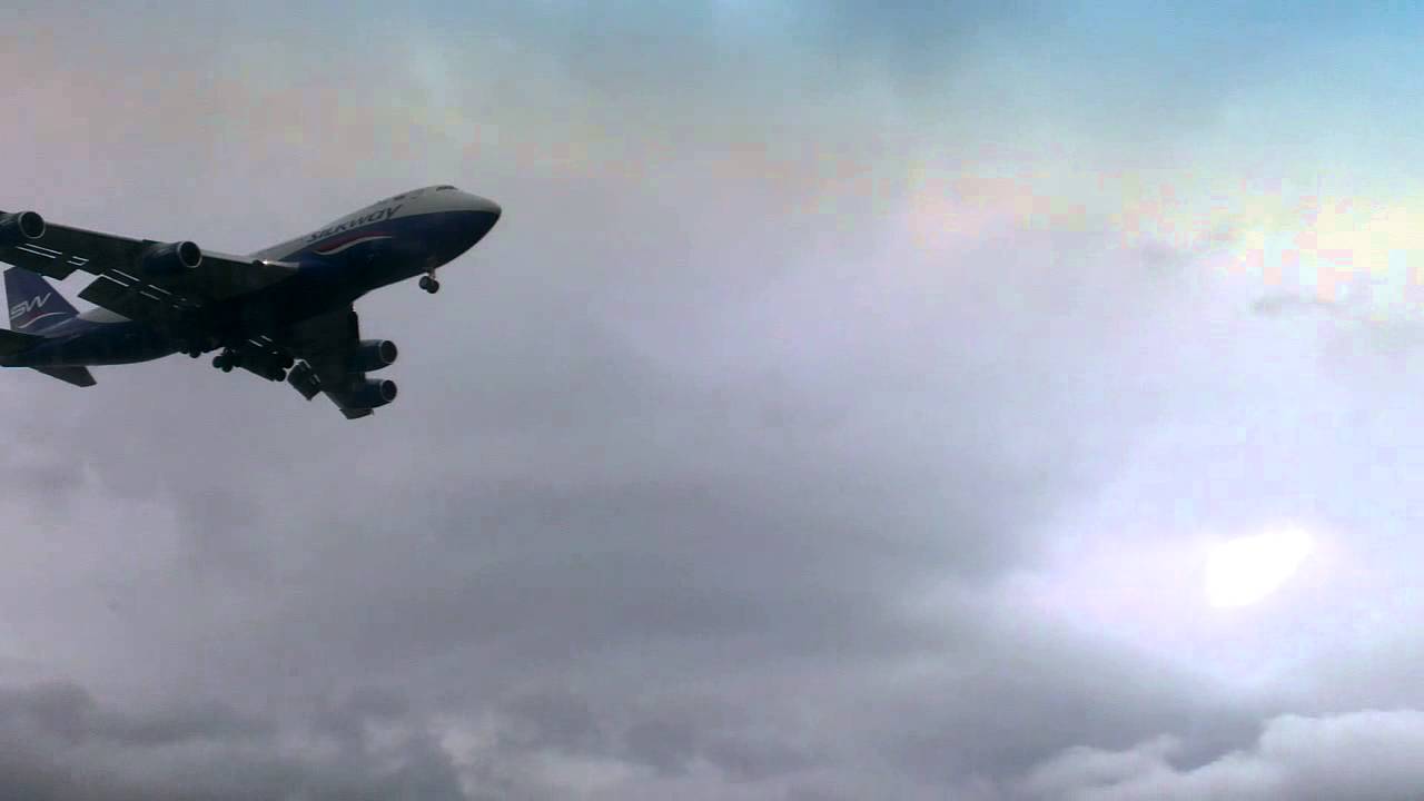 Landing of large aircraft - YouTube