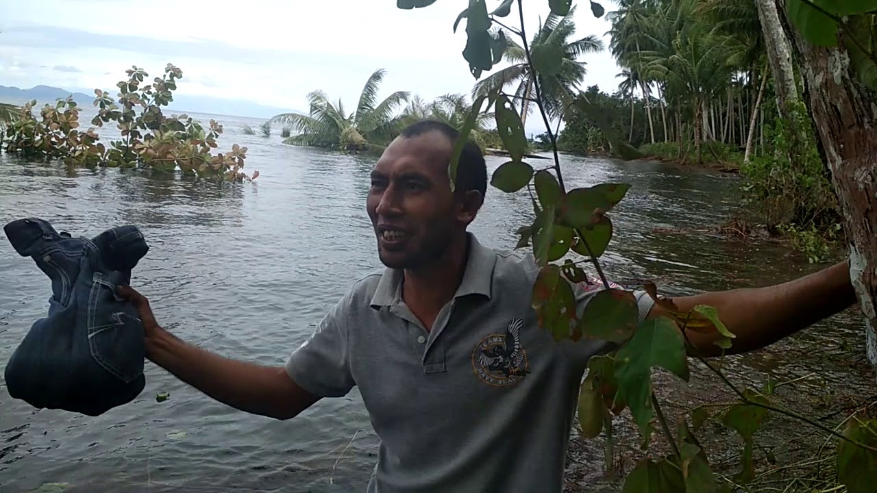 Paska gempa bumi di desa lemo-lemo, sehingga terjadi patahan di pesisir ...