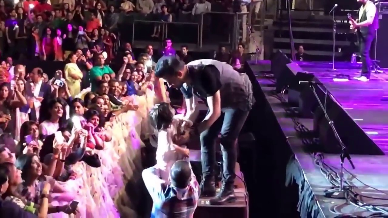 Atif Aslam makes His FANS CRY at live concert Must watch what he does ...