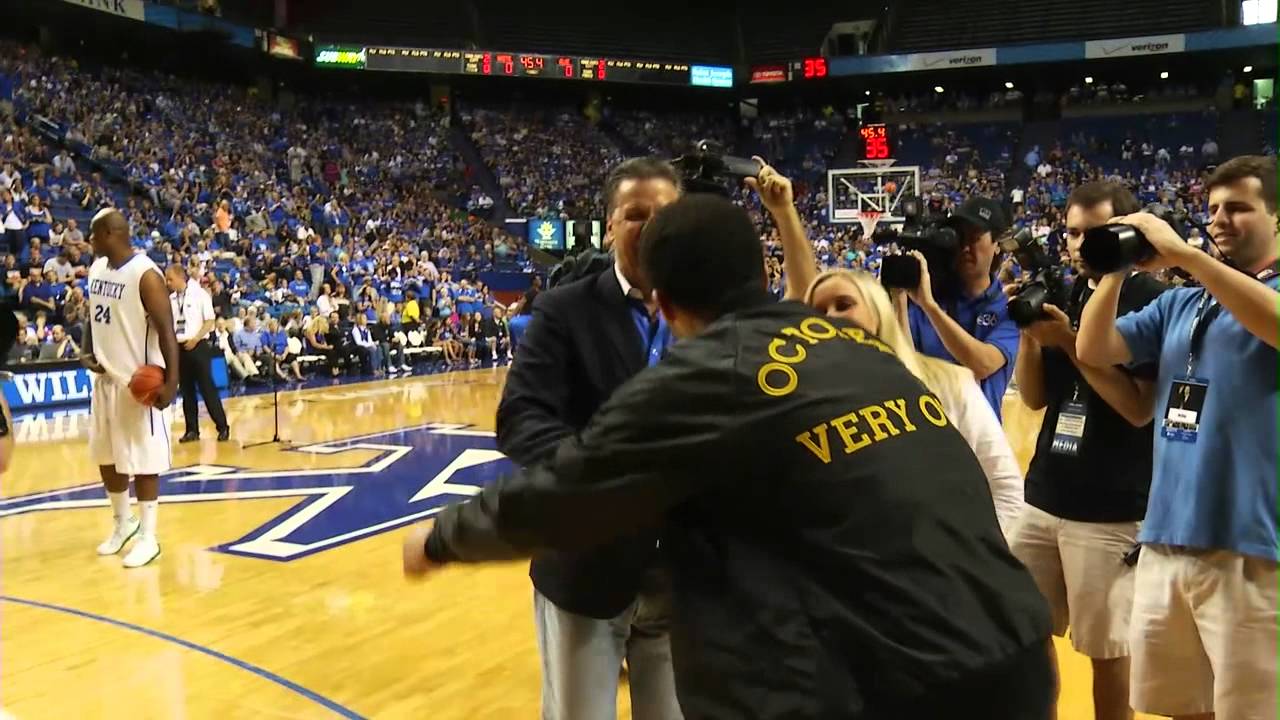 Drake Coaching the Kentucky Basketball Alumni Game - YouTube