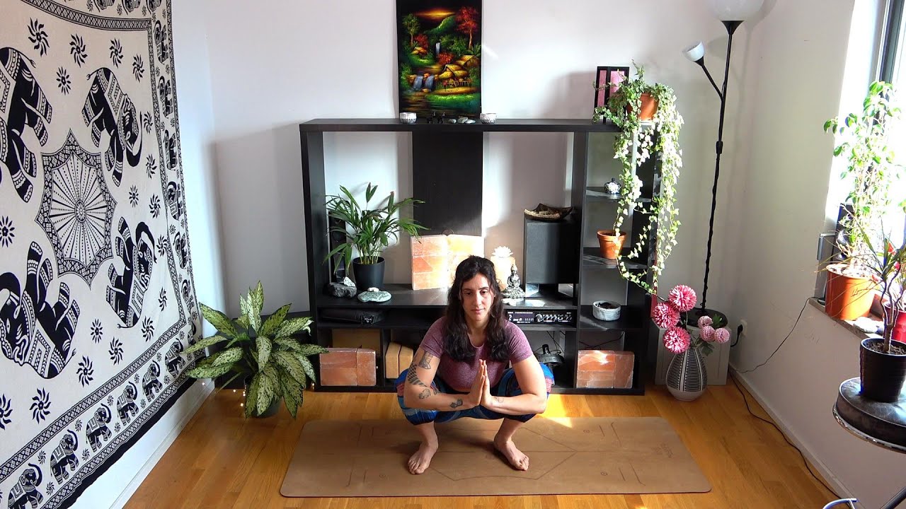 Malasana - Yogic squat explained - Strengthen your legs and back ...