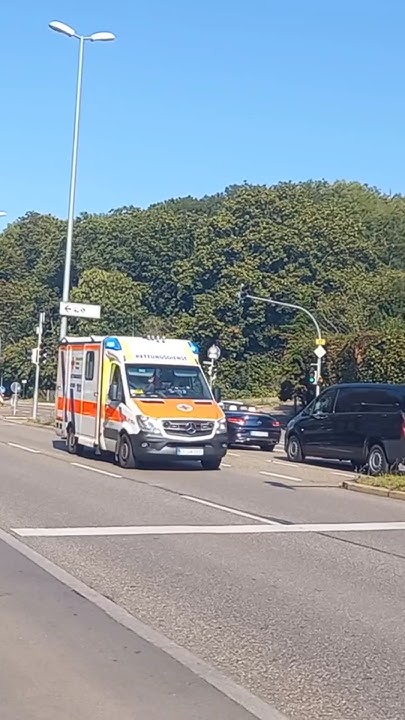 RK Ludwisburg 1 / 83 -2 (RTW) auf Einsatzfahrt - YouTube