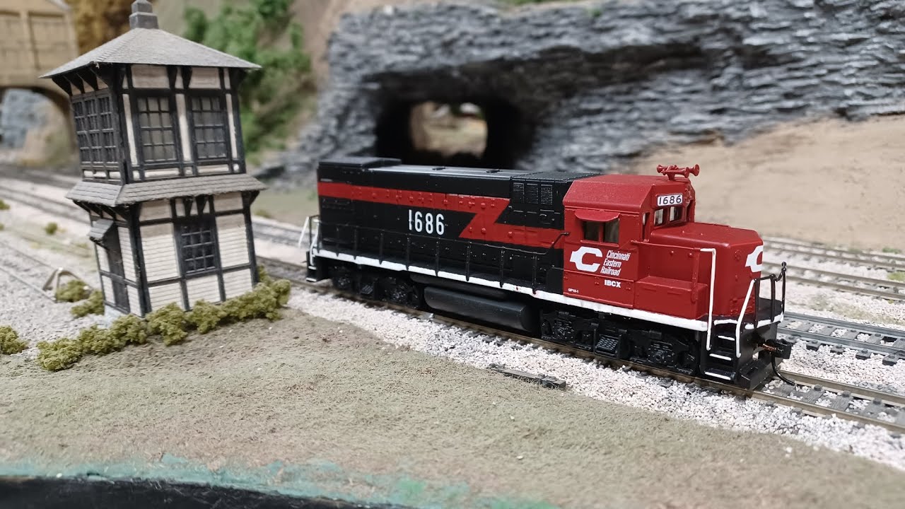 Building Cincinnati Eastern 1686 locomotive - YouTube
