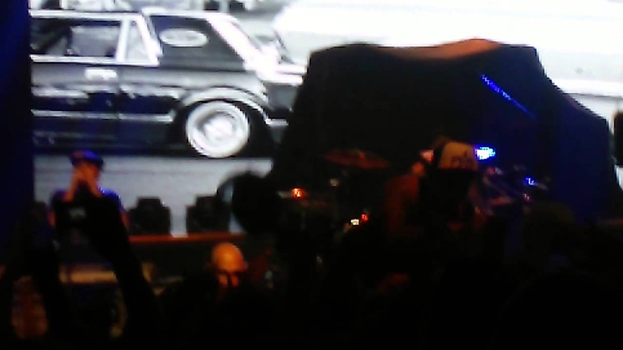 Crowd singing along - YouTube