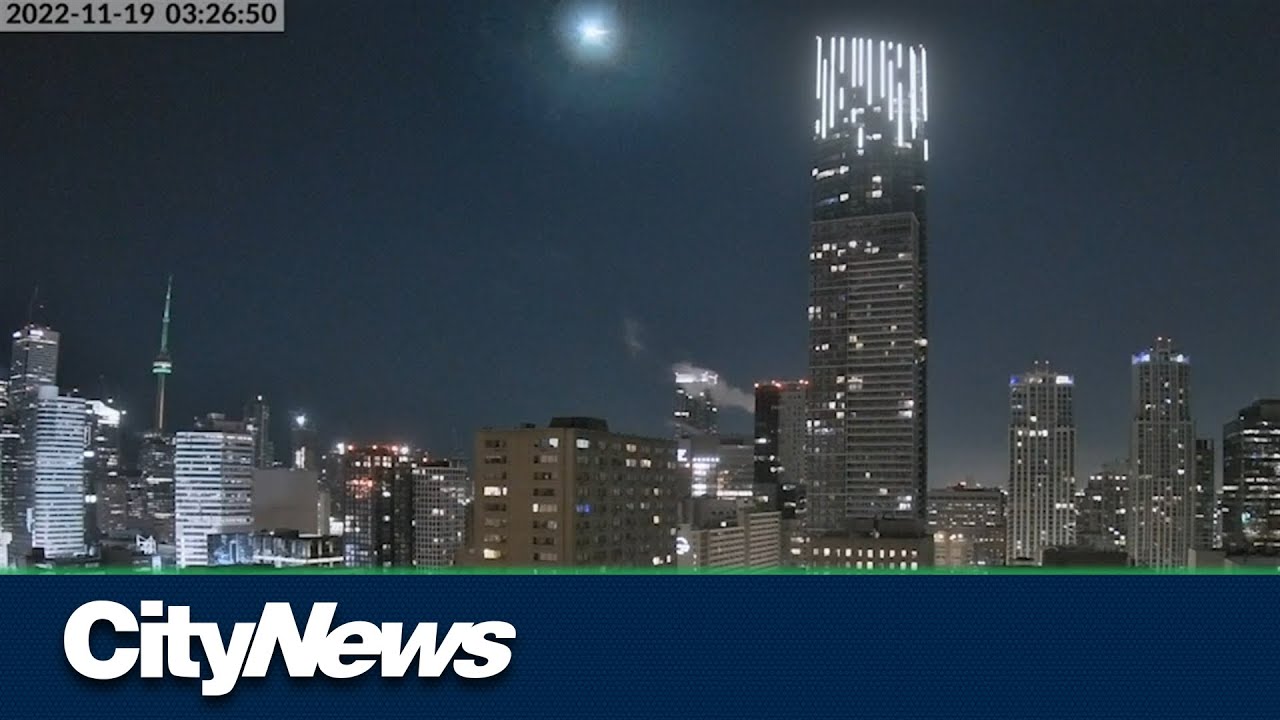 Meteor lights up Toronto night sky - YouTube