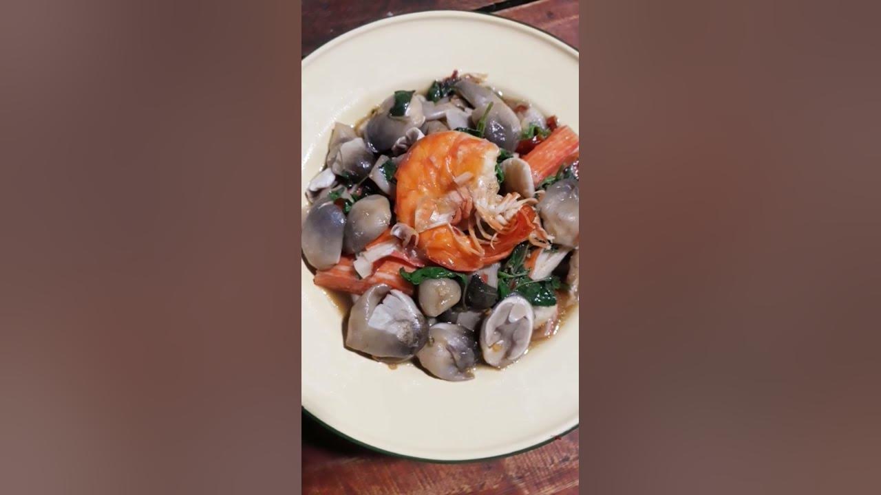 ผัดกระเพราเห็ดฟาง กุ้งหนึ่งตัว Cooking Food ชีวิตชนบทบ้านๆ Youtube