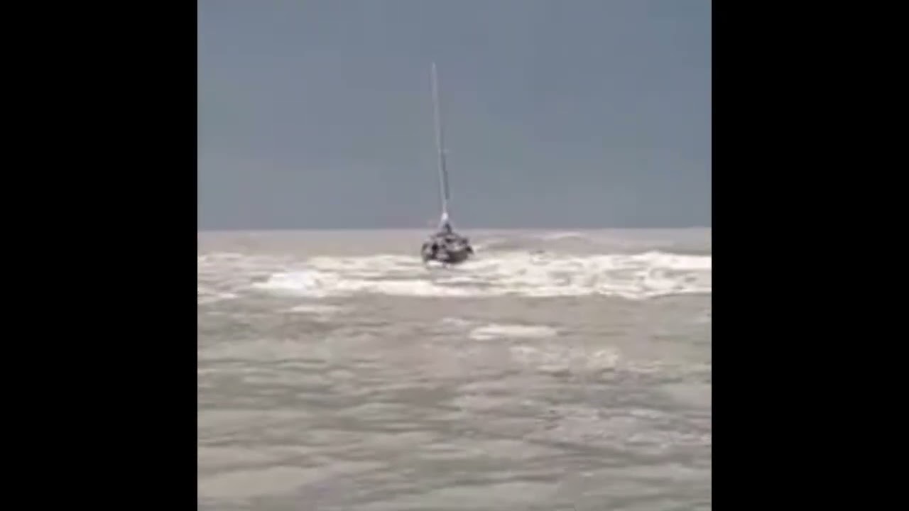 BARCA A VELA ESCE DAL PORTO CON IL MARE IN BURRASCA E GUARDATE CHE ...