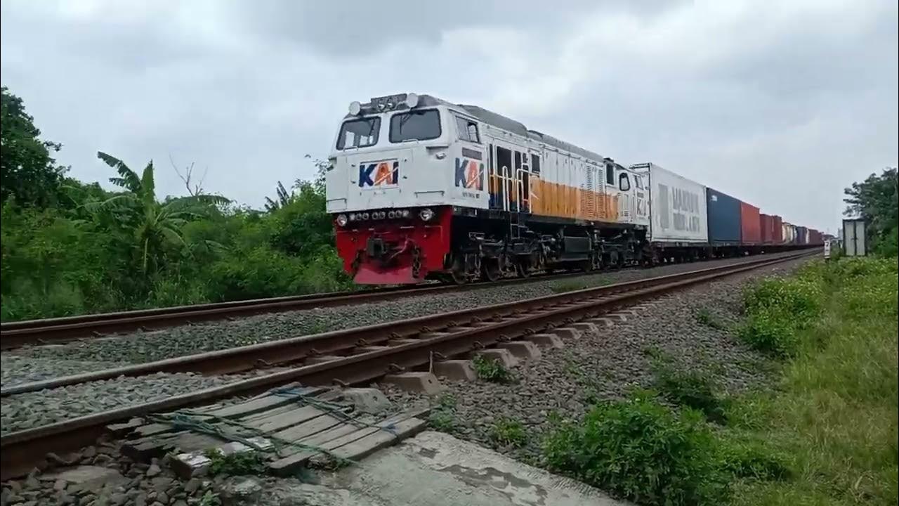 kereta api kontener melintas langsung di cikarang dry port - YouTube
