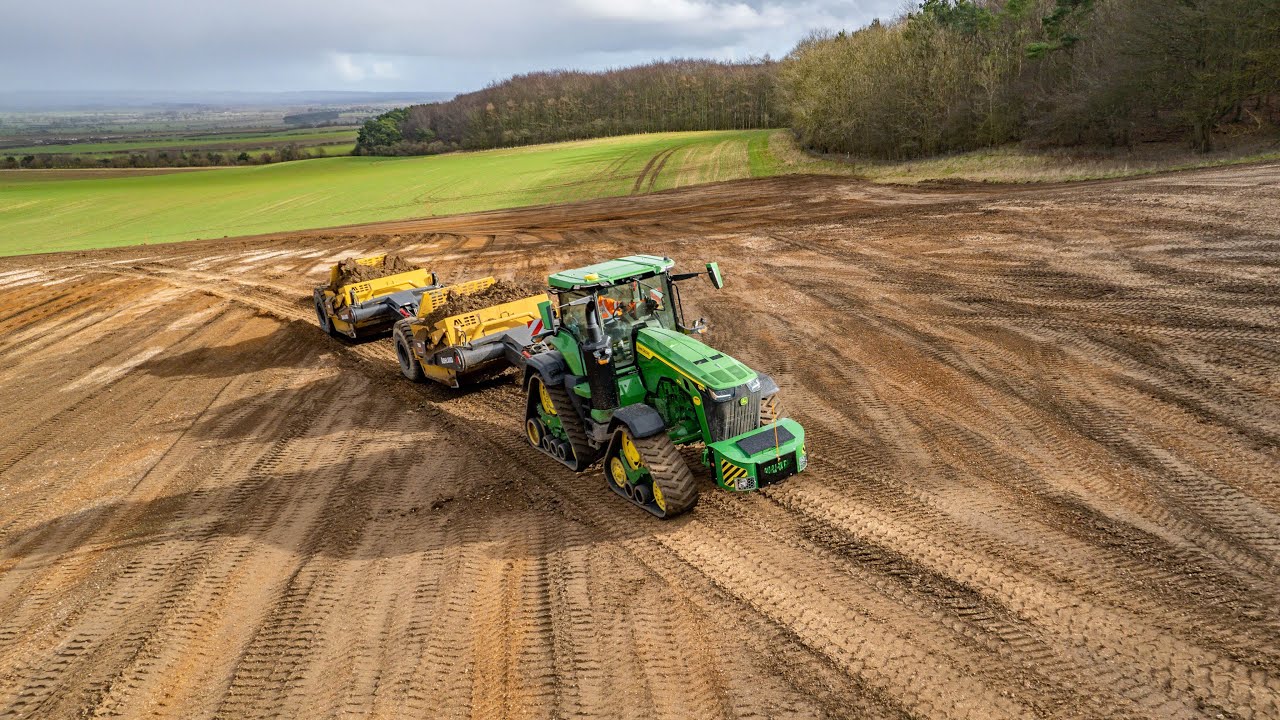 John Deere 8RX & Ashland Scraper Boxes in Tandem - YouTube