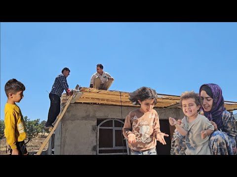 Die Holzhütte haltbarer machen. Die anhaltende Debatte zwischen Azadeh und Tayyaba.