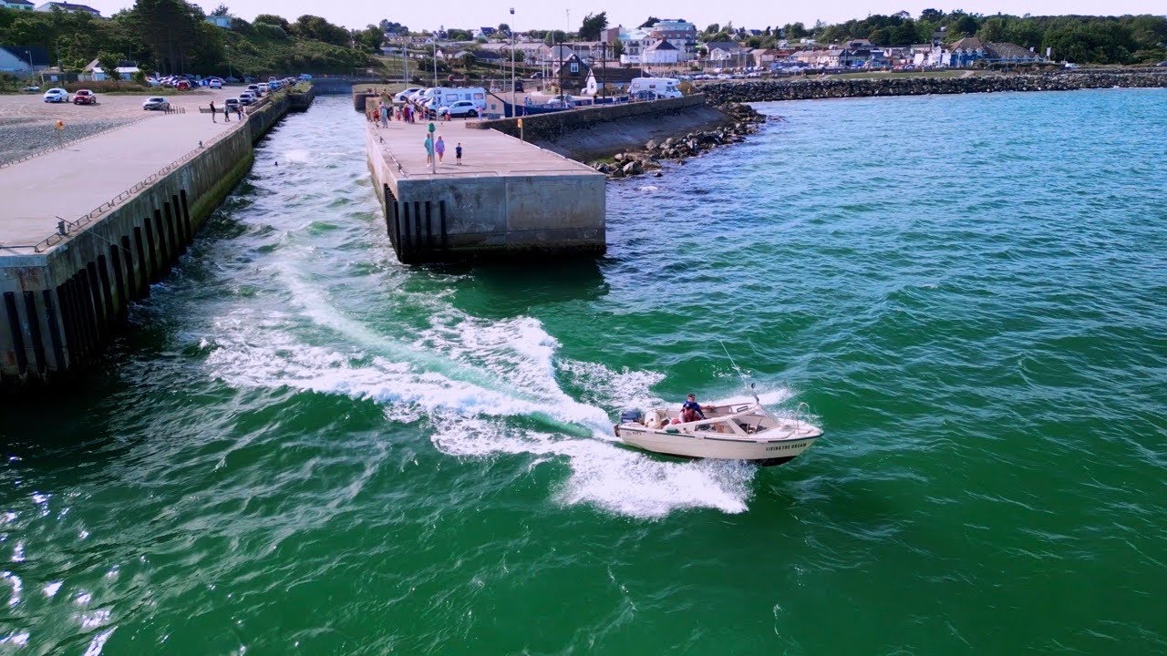 JH2020 Shorts [4K] : Speedboat leaving Courtown Harbour - YouTube