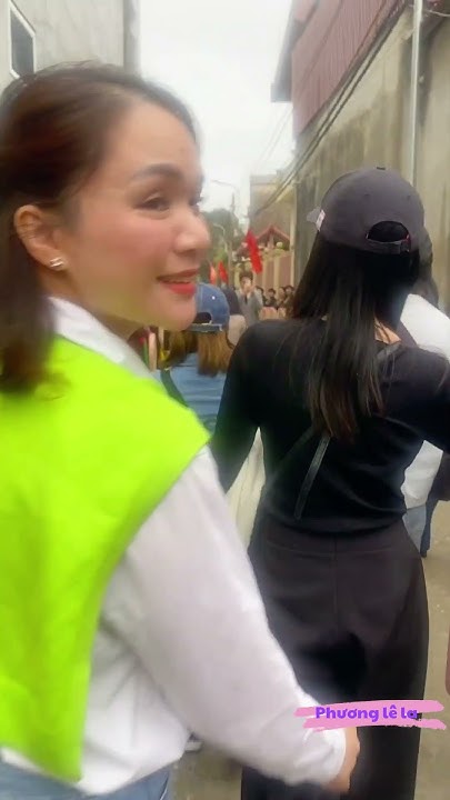 Lần đầu đi ra mắt MV mà được bà con chòm xóm của ca sĩ đón tận ngõ còn hát nữa cơ #hoaminzy # ...