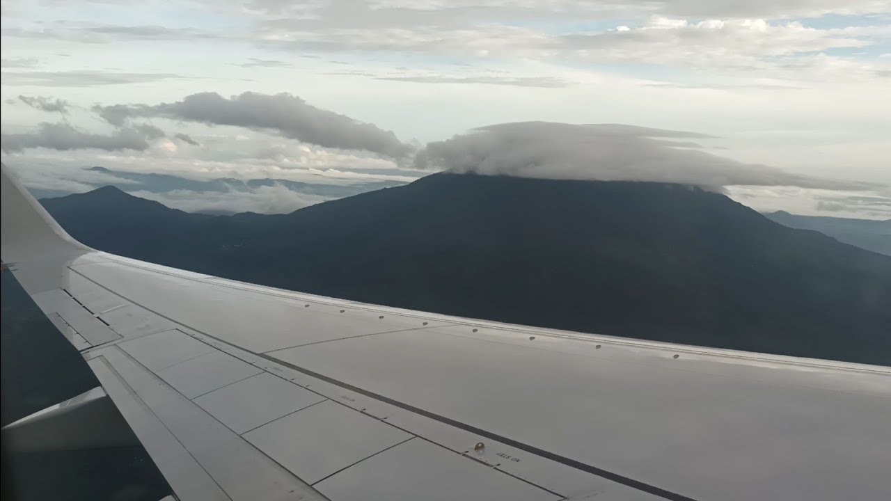 Despegue de El Salvador con vista al volcán de San Vicente ...