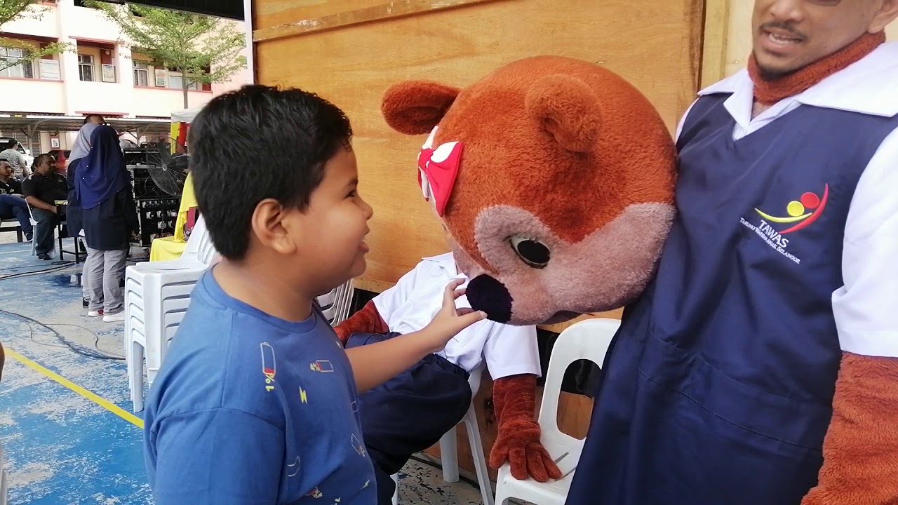 Aqil Nahar dan maskot Tabung Warisan Anak Selangor - YouTube