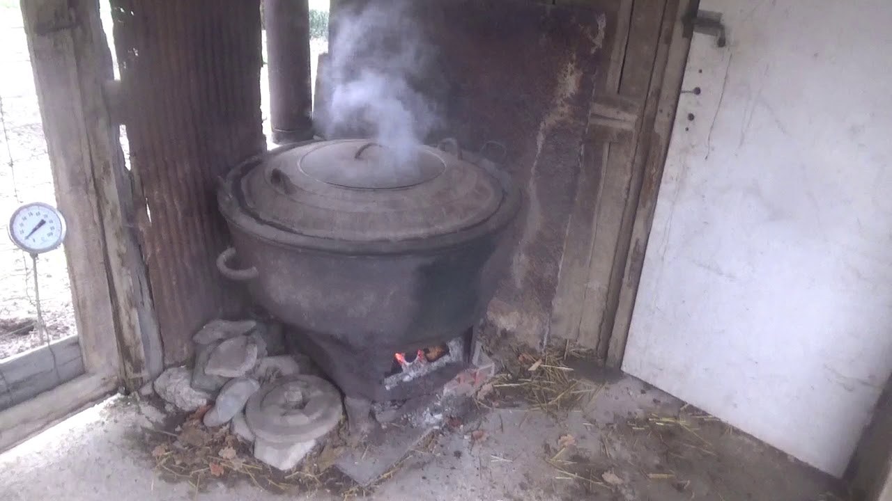gros chaudron pour chauffer eau du cochon a l ancienne - YouTube