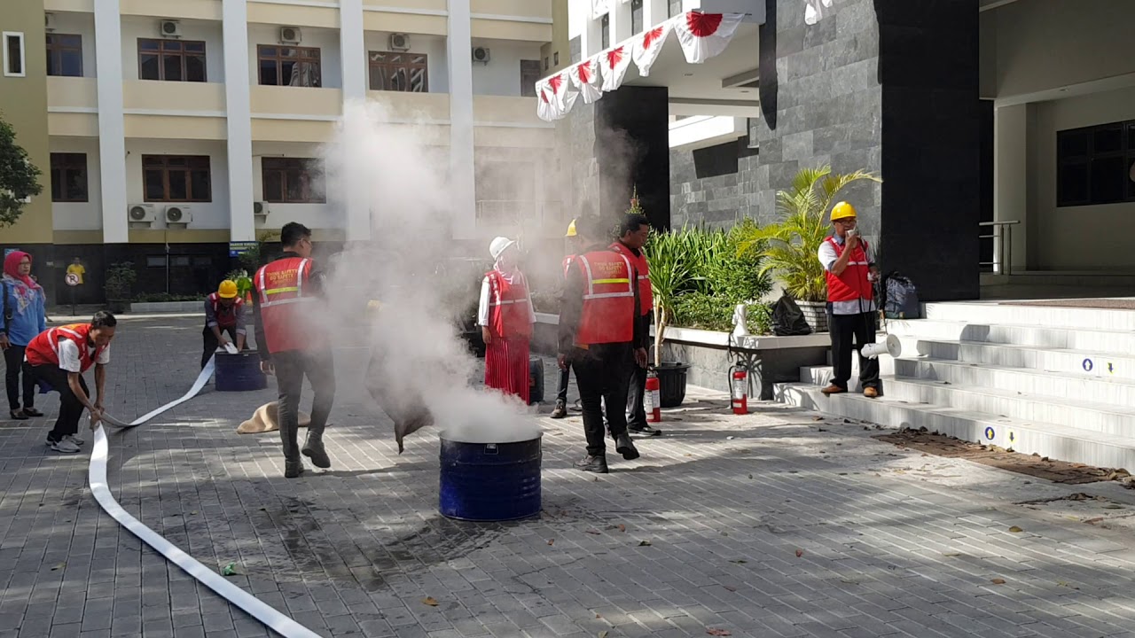 Simulasi Pemadaman Api dengan menggunakan karung - YouTube