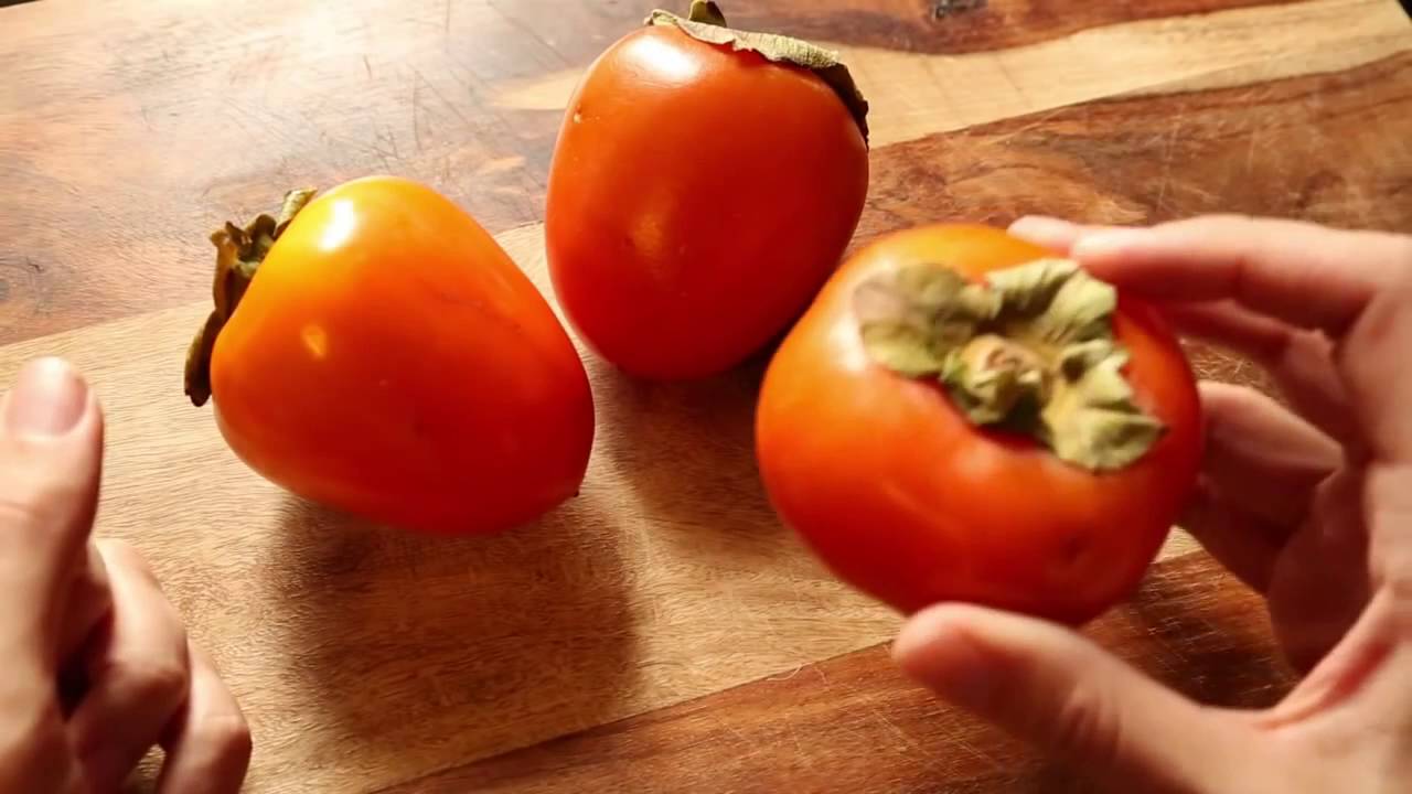 Ako správne jesť a krájať hurmikaki - How to properly eat a slice ...