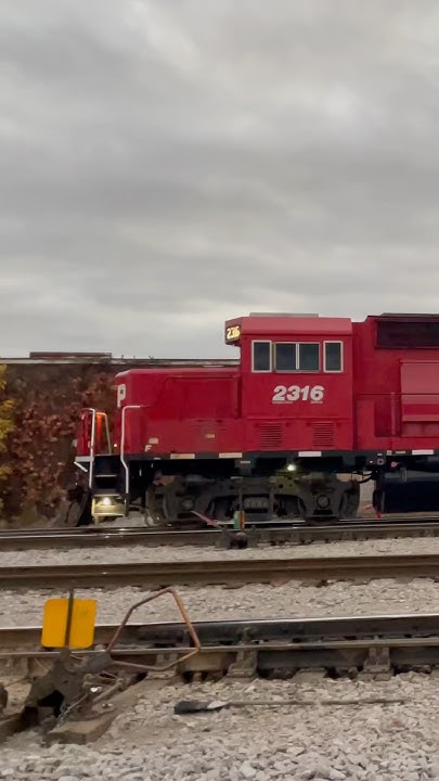 CP 2316 pushes 3 cars into Bensenville - YouTube