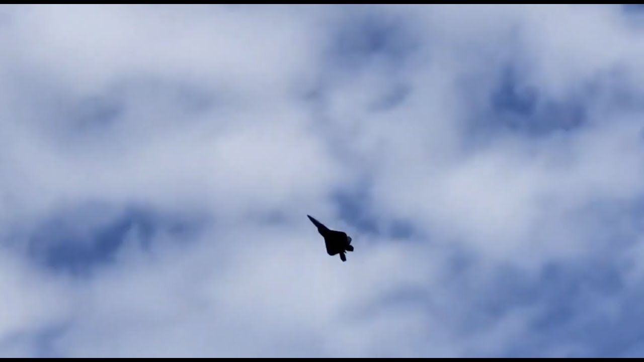 F-22 Raptor Performs Stunning Mongo Flip - YouTube