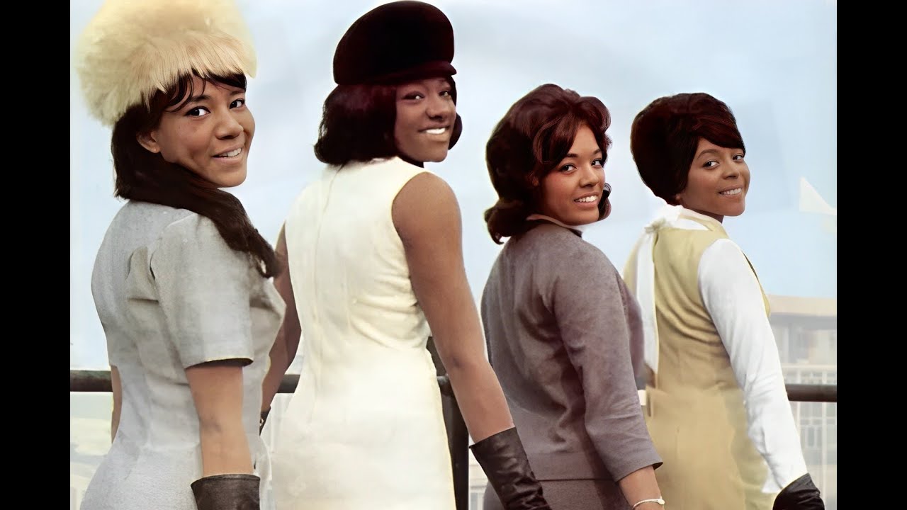 The Crystals - "Then he kissed me" - YouTube