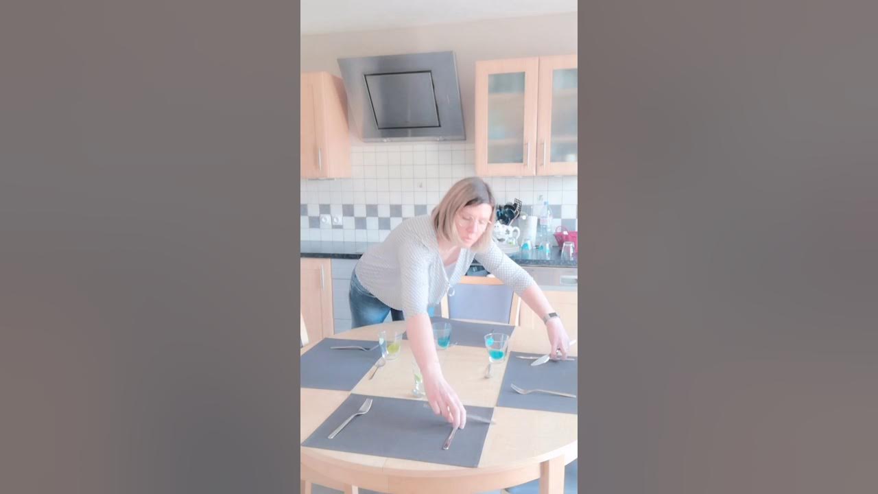 Apprendre au quotidien METTRE LA TABLE - YouTube