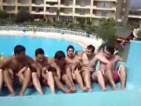 Havuz Kaydırağında Toplu Atlayış