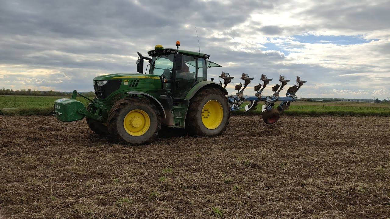 John Deere 6R mit 5 Schar Pflug und John Deere Premium in der ...