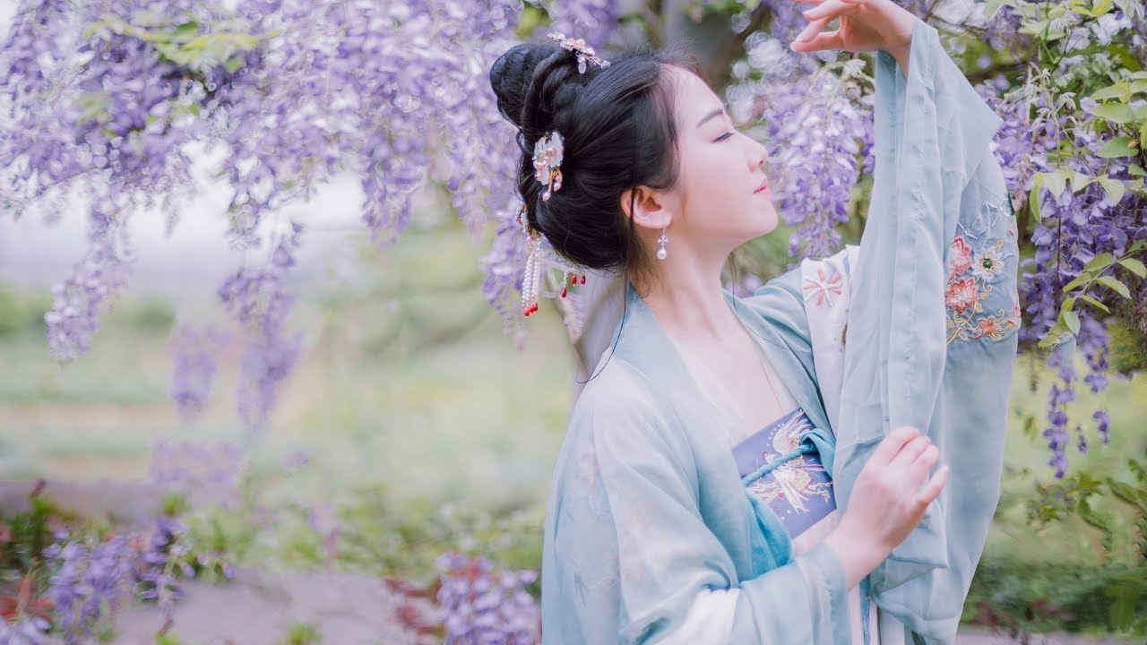 Tong Li 童麗 • Beautiful Chinese Music • 情義兩心堅粵語 - YouTube