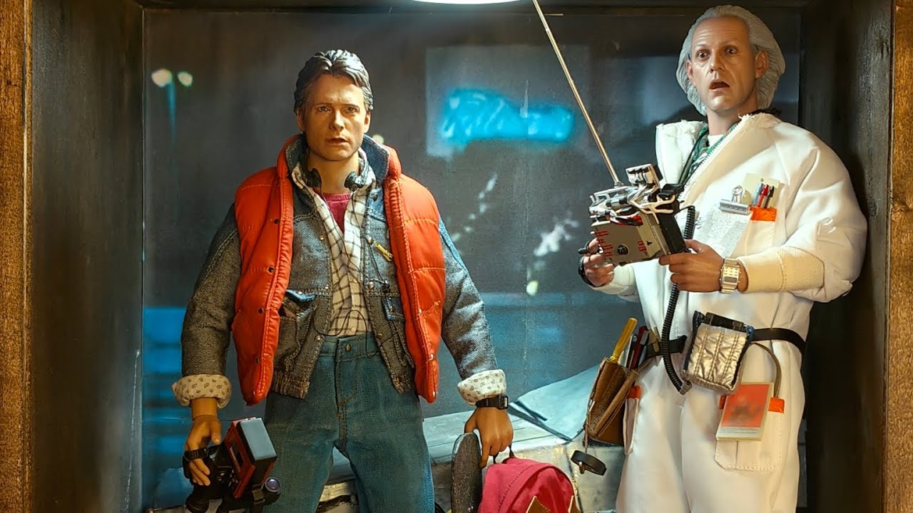 Doc M Brown Hot Toys unboxing - YouTube