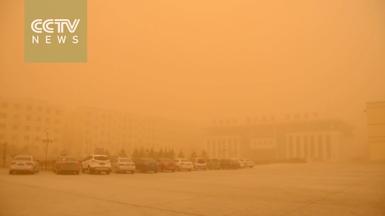 Massive sandstorm engulfs northwest China - YouTube