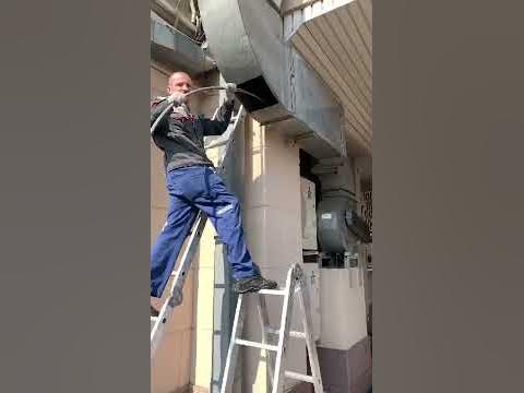Очистка магистральных воздуховодов от пыли через люки. - YouTube