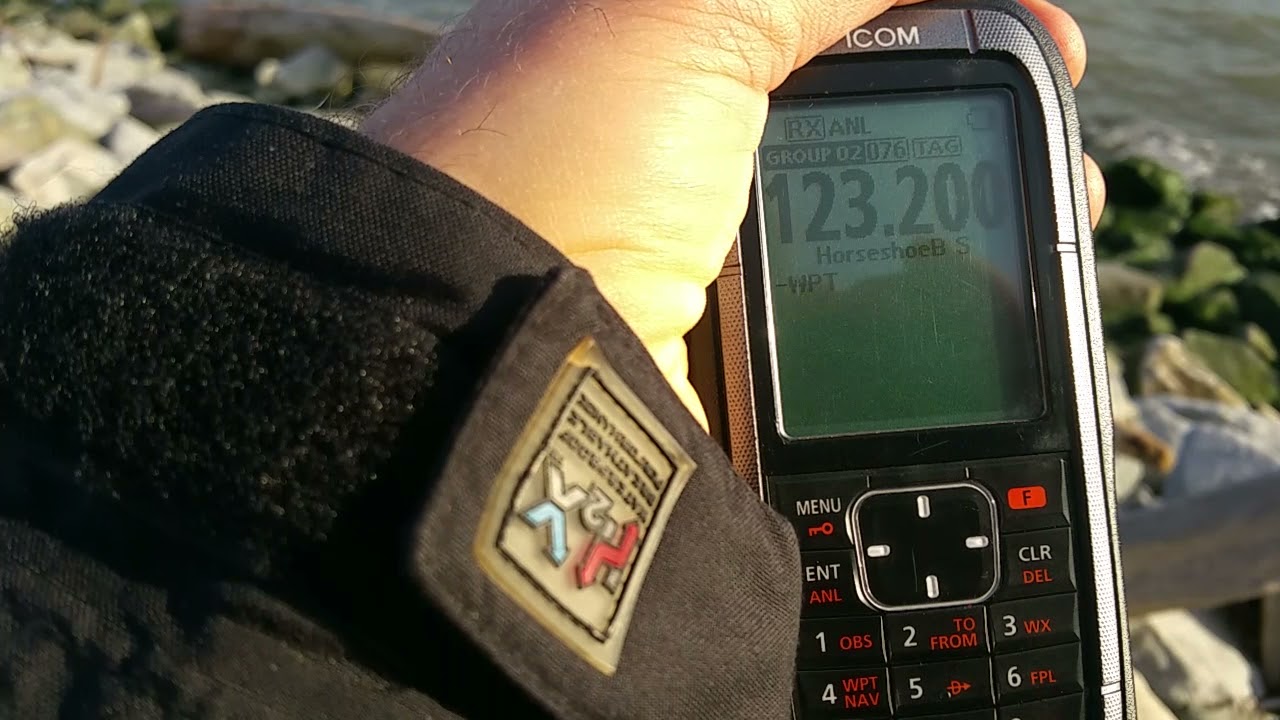 Icom IC-A25 airband radio receiving 50+km distant aircraft - YouTube