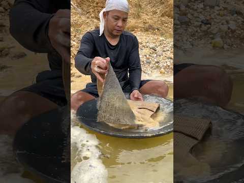 Perfect, the process of getting a lump of gold on the edge of the river, amazing #gold #vidioshorts