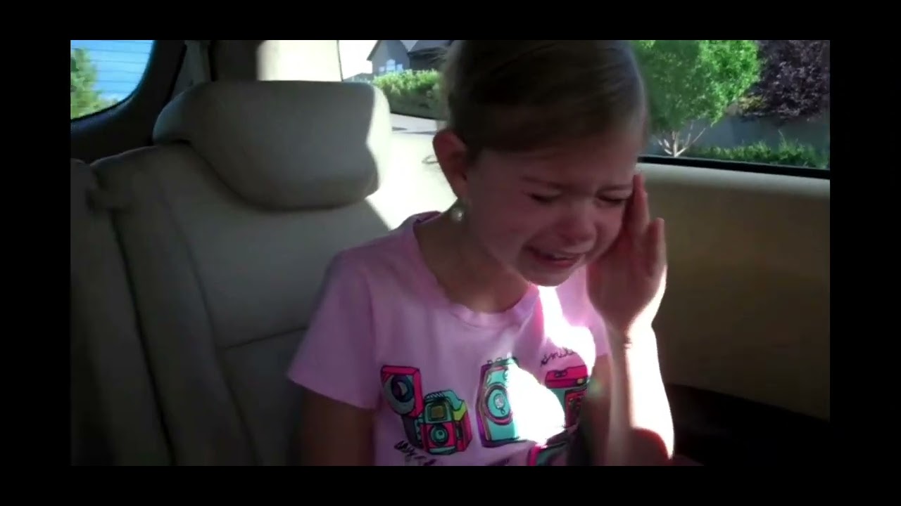 Meme che nessuno si ca*a in Italia / girl crying in car meme - YouTube