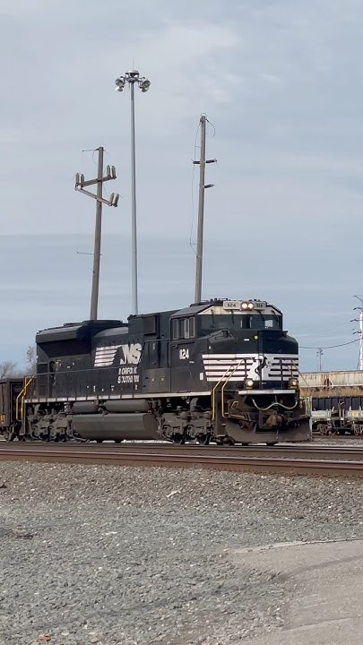 NS 1124 rolls past Pine Junction - YouTube