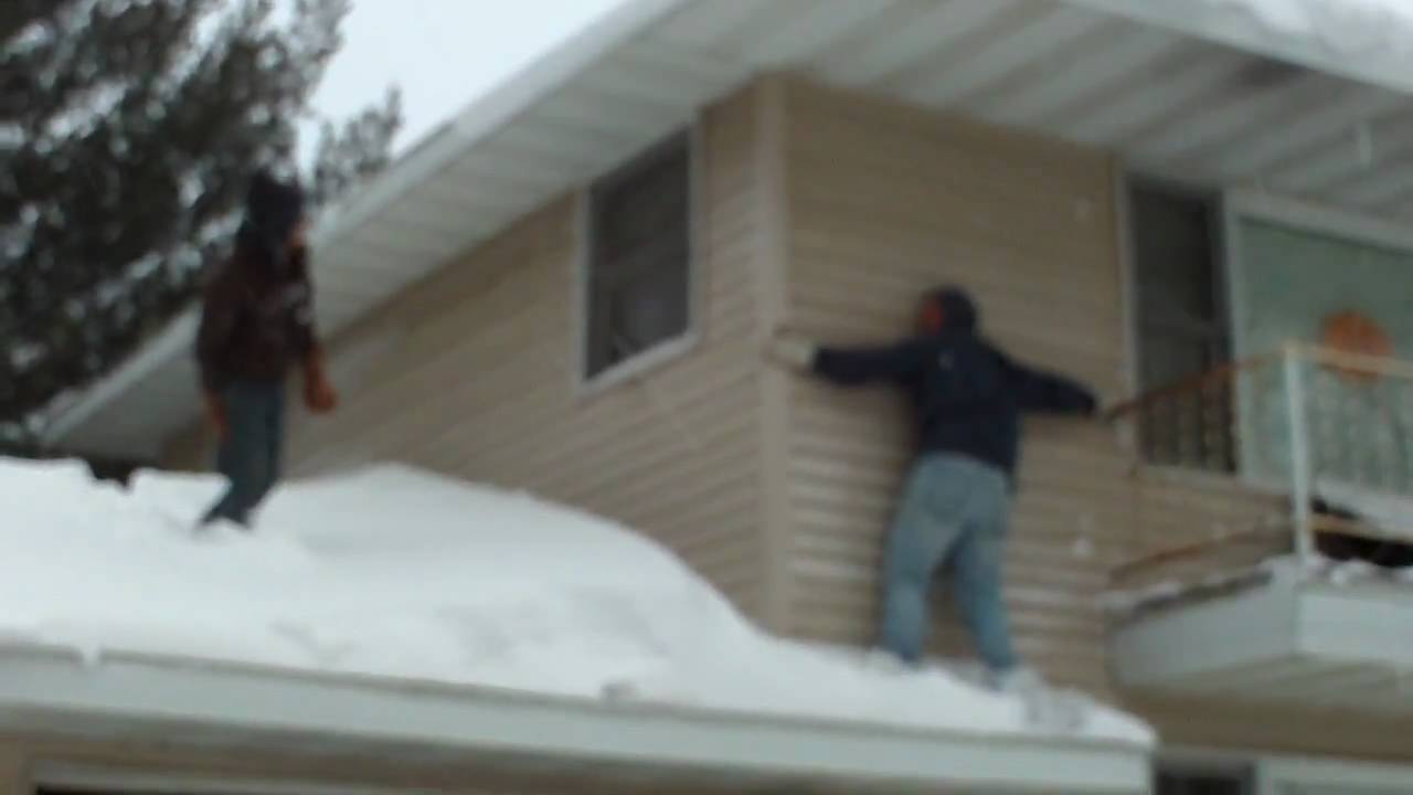 man falls off roof....hilarious - YouTube