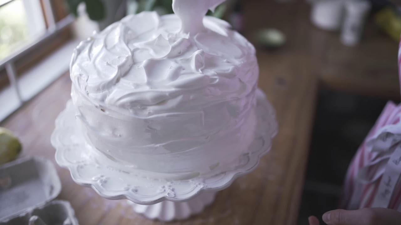 Baker applying icing on a cake - YouTube