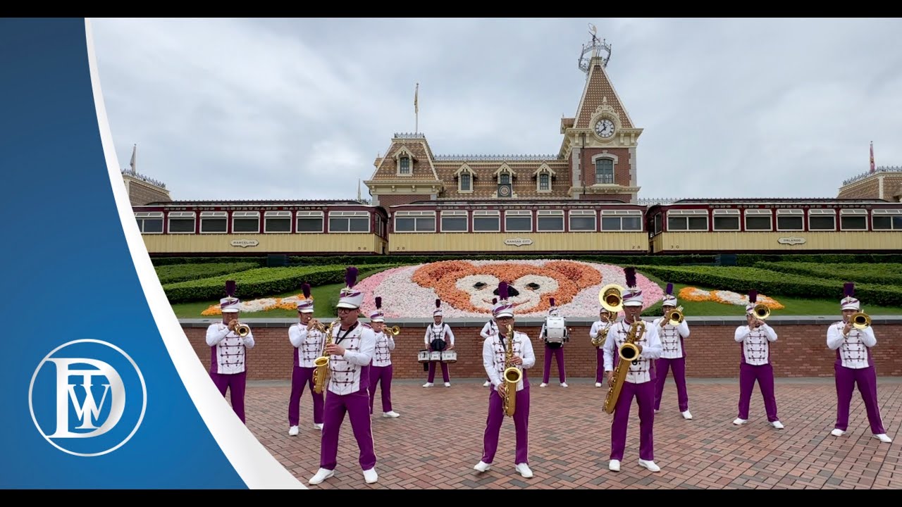 HKDL Band at the Main Street Station 홍콩 디즈니랜드 밴드 메인 스트리트 기차역전 공연 - YouTube