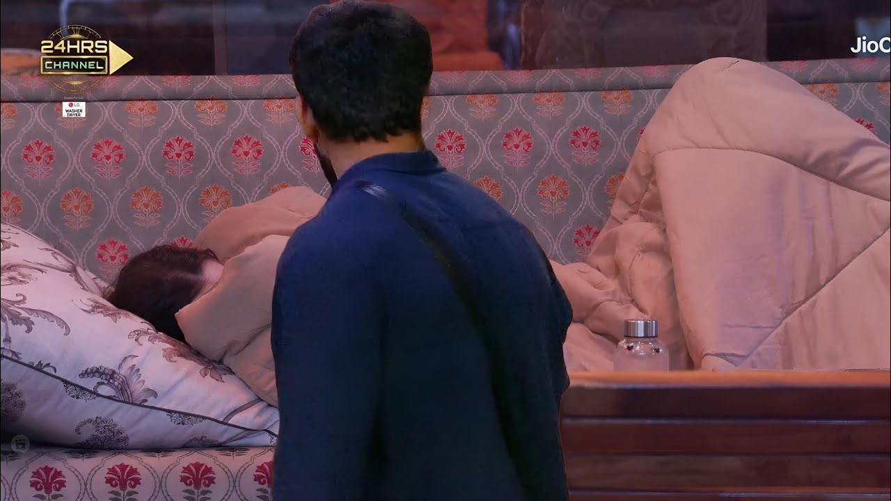 "Aadhi raat ko Chahat ko akeli sota dekh Rajat aye Chahat ke pass! bigg boss 18 live" - YouTube