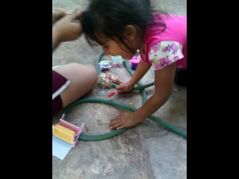 La niña con el chicle en el cabello - YouTube