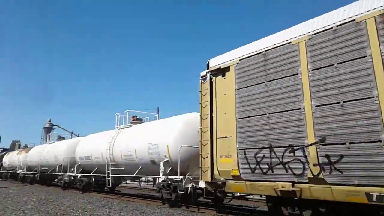 UP 8254 UP 5221 UP 781R LEAD A SOUTHBOUND FREIGHT TRAIN WITH UP 4076 UP 2602 AS THE DPUS - YouTube