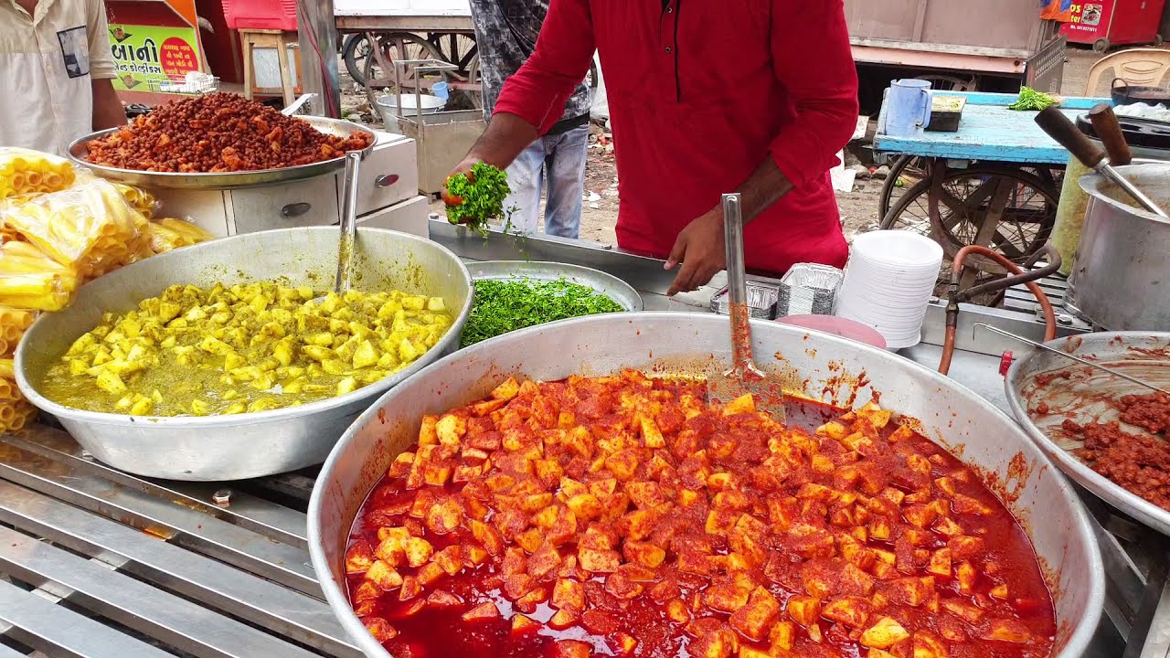 Dhoraji's Lasaniya Bhungda Batata & Masala Chana @Rs.30 Only | Surat ...