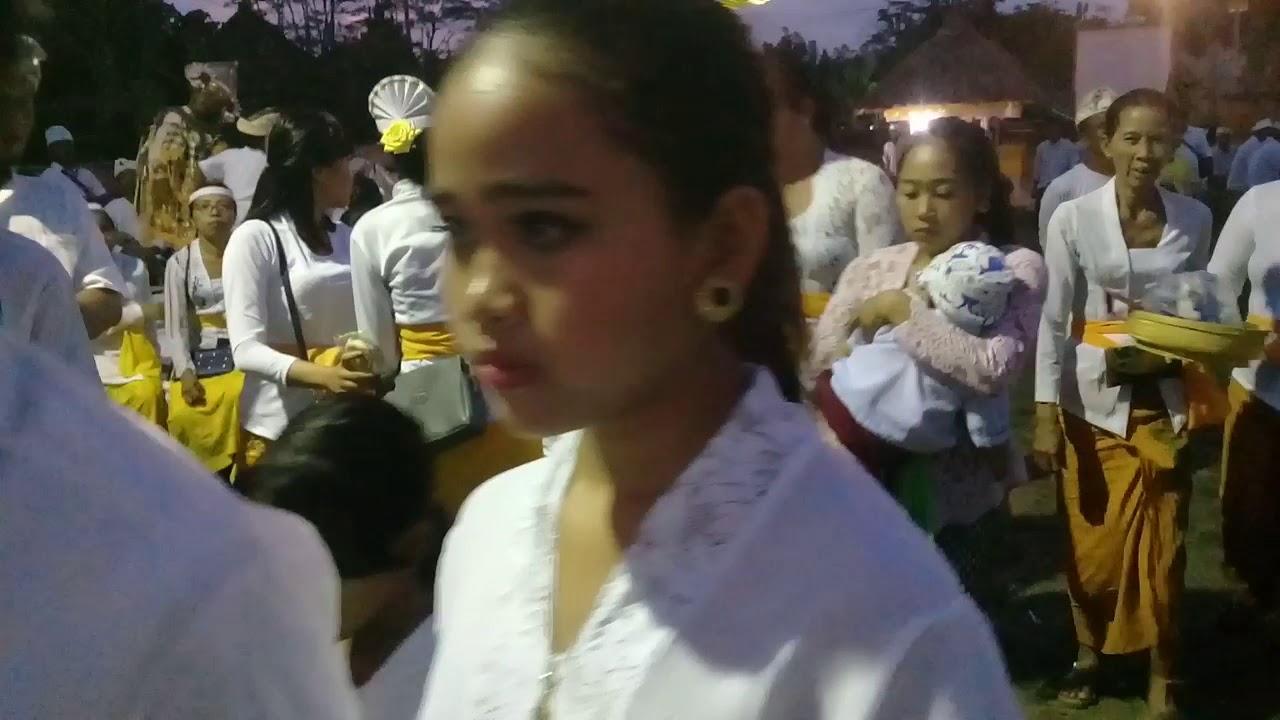 Puncak upacara nyekah desa bakas klungkung - YouTube