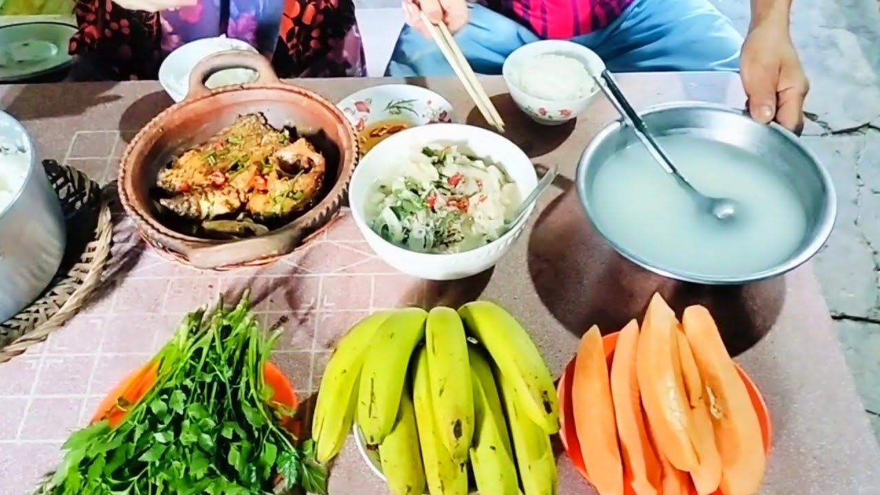 Cá tai tượng kho tộ và canh chua chuối ghém - món ngon mẹ nấu mỗi ngày ...