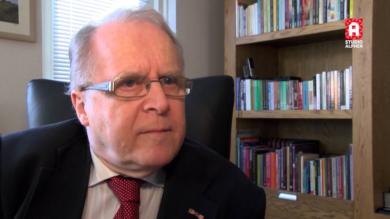 Alphens raadslid Robert Blom schrijft 119 boeken in 40 jaar - YouTube