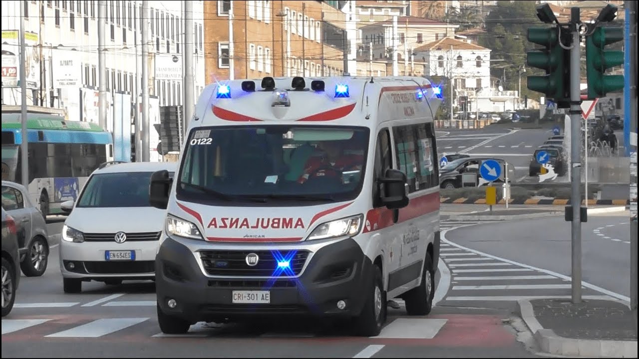 Ambulanza CRI di Ancona in Emergenza / Italian Red Cross Ambulance in ...