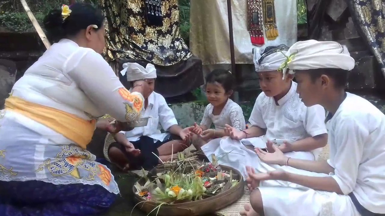 Balinese blessing ritual. - YouTube